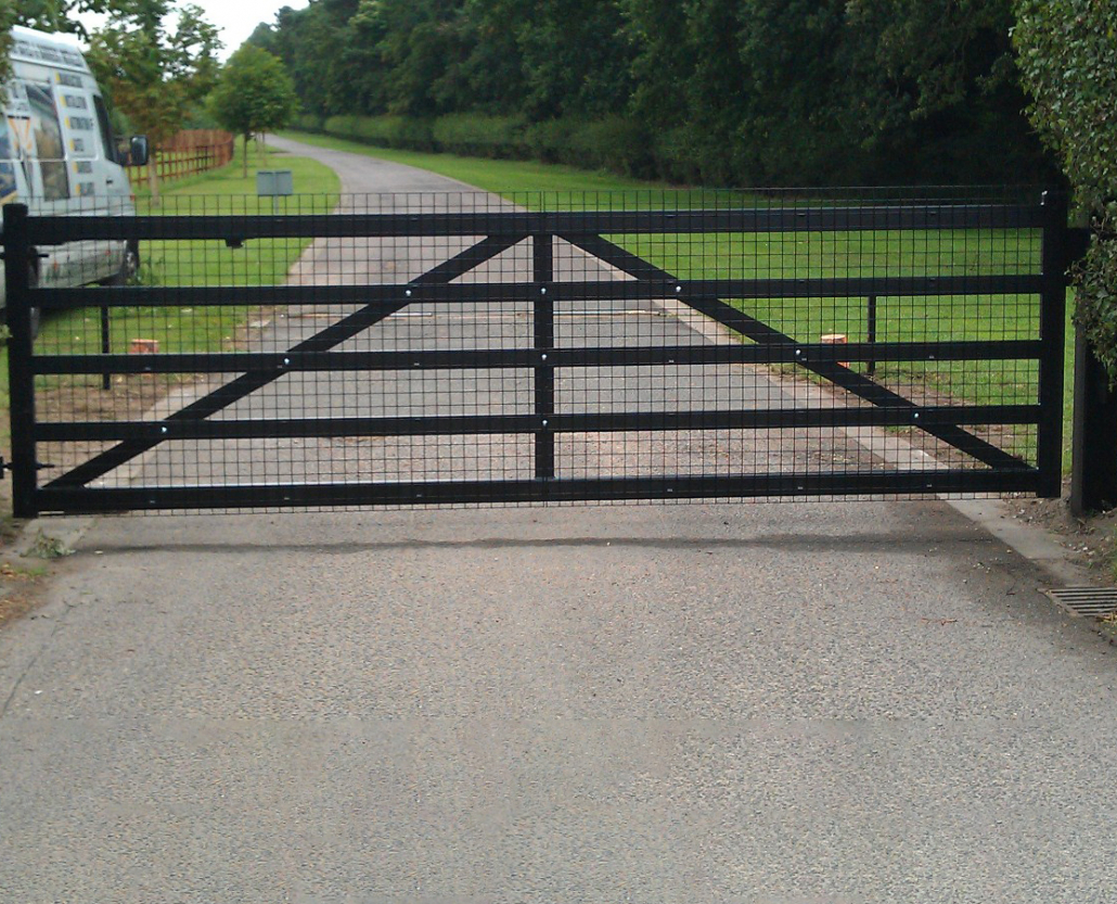 Steel Five Bar Automatic Gate - July 2011 Thetford - Climate Autogates