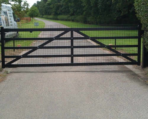 Steel Five Bar Automatic Gate - July 2011 Thetford - Climate Autogates